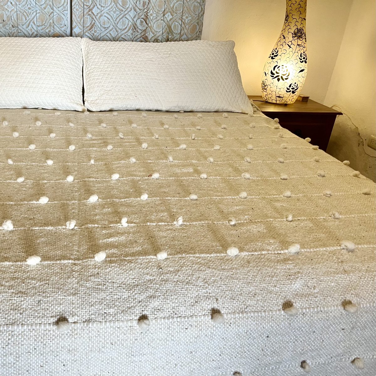 Cubre Cama 100% Lana – Bolitas / Hueso – Casa Cirila